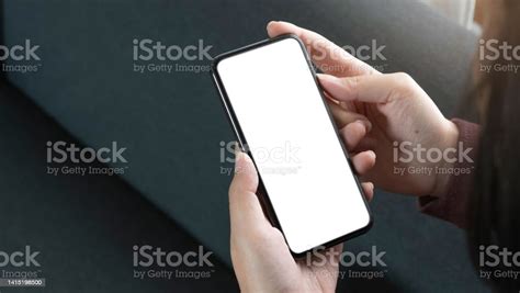 모형 이미지 빈 흰색 화면 휴대 전화소파에서 모바일을 사용하여 문자 메시지를 들고있는 여성 손 Brand Name Smart Phone에 대한 스톡 사진 및 기타 이미지