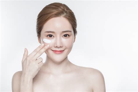 핸드크림을 얼굴에 로션을 손에 바르면… 당신의 건강가이드 헬스조선