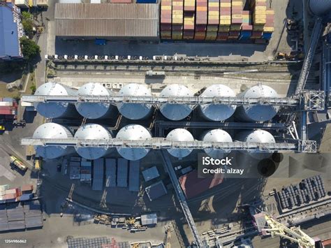 Aerial View 오일 터미널은 추가 저장 시설로 운송할 준비가 된 석유 및 석유 화학 제품을 보관할 수 있는 산업