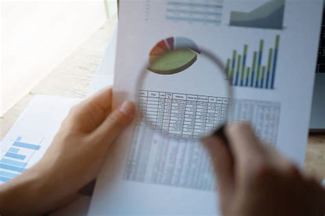 문서에 돋보기를 통해 찾고 사업가 비즈니스 평가 및 감사 재무 보고서에 돋보기 돋보기로 청구서를 확인하는 사업가의 클로즈업검색 개념 개념에 대한 스톡 사진 및 기타 이미지