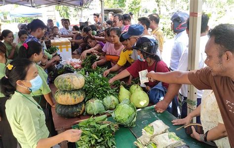 ရခိုင်ပြည်နယ်၊ စစ်တွေမြို့ရှိ မုန်တိုင်းဒဏ်သင့်ပြည်သူများအား ဆန်၊ ဆီ၊ ဆား၊ ကြက်ဥ၊ ဟင်းသီးဟင်းရွက