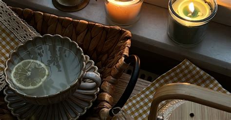 실내 가벼운 가을 겨울 고요한 나무 나무 뚜껑 도기 도자기 컵 따뜻한 조명 떨어지다 러스틱 레몬 슬라이스 리넨 무드 조명 분위기 비 비