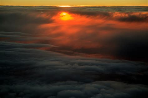 보기는 비행기에서 구름 늦은 태양 저녁 Timelapse 구름을 통해 비행 일몰 일몰 구름 비행기 배경에서 볼 0명에 대한 스톡 사진 및 기타 이미지 Istock