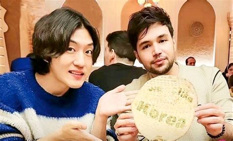 پخش نذری توسط خواننده کی‌پاپ در مشهد