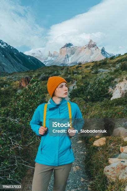 토레스 델 파이네 국립공원의 아름다운 경치를 바라보는 노란 배낭을 가진 여성 경관에 대한 스톡 사진 및 기타 이미지 경관 경외감 관광객 Istock