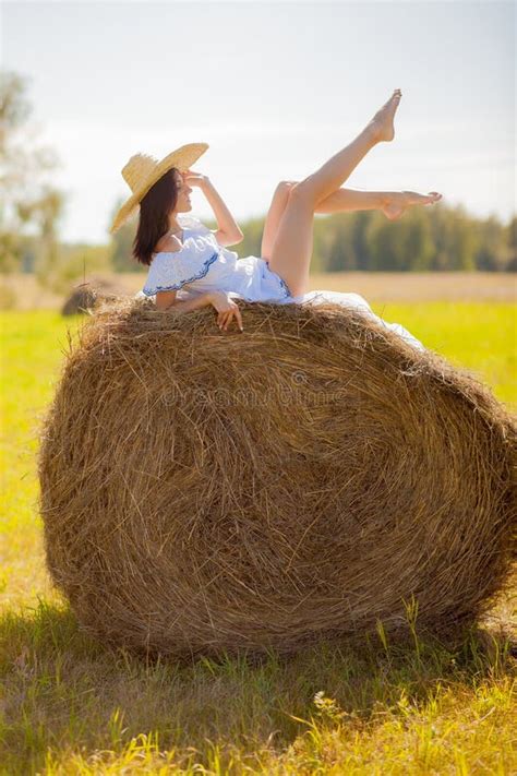Ragazza Nuda Fotografia Stock Immagine Di Femmine Corpi