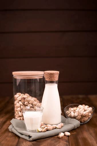 식이 영양을 위한 피스타치오 유당 프리 우유 대체 음식과 채식주의 나무 배경에 너트 우유 공간을 복사합니다 고품질 사진 0명에 대한 스톡 사진 및 기타 이미지 Istock