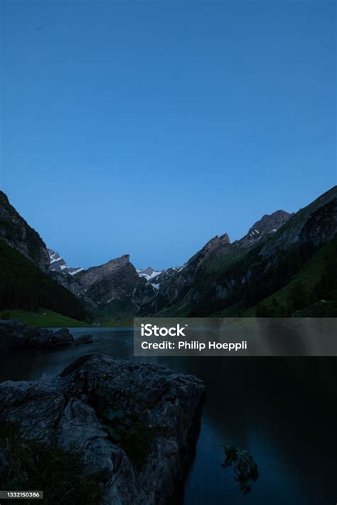 푸른 시간에 스위스의 알프스 호수에서 멋진 전망 태양이 오기 전에 놀라운 아침 보기 세계에서 가장 아름다운 장소 중 하나에서 서사시 풍경 0명에 대한 스톡 사진 및 기타