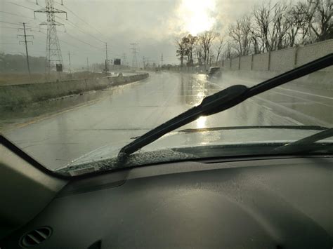 무료 이미지 반사 앞 유리 와이퍼 물 운송 수단 바람막이 유리 도로 아침 자동차 외장 자동차 창 부품 창문 자동차 부품 비 차량 운전 자동차