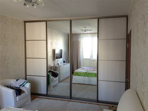 Шкаф купе 4 двери встроенный во всю стену в спальне