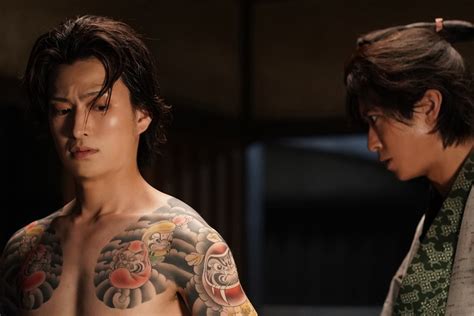 坂本龍馬の背中に登り龍の刺青！令和ヤクザ×幕末 ムビ×ステ映画『仁義なき幕末龍馬死闘編 』場面写真10点解禁 ｜ オタ女