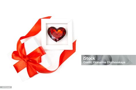 흰색 상자에 빨간 활과 리본이 흰색으로 분리된 커다란 하트 모양의 보석 반지 로맨틱 발렌타인 데이 선물 컨셉 0명에 대한 스톡