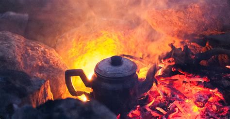 가을 경치가 좋은 광야 구식 끓는 난색 담배를 피우다 돌 따뜻함 떨어지다 러스틱 모험 벽난로 불 불꽃 불씨 산 생활 삼림지대 생존 숯
