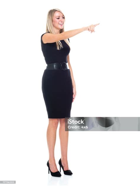 전체 길이 사이드 뷰 프로필 보기 2029세 성인 미모 금발 머리 긴 머리 코 카 서 여성 젊은 여성 사업가 비즈니스 맨 스탠딩 드레스 비즈니스 웨어 슈트 하이힐을 가리키는