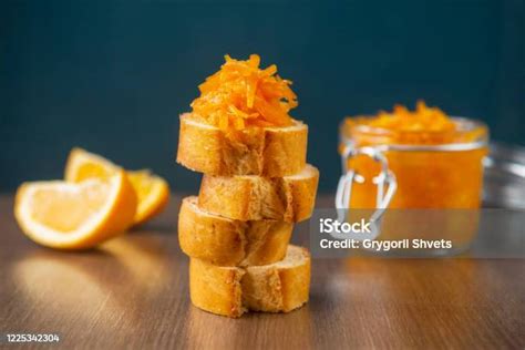 나무 배경에 얇게 썬 오렌지 과일을 곁들인 오렌지 색 과일과 프랑스 바게트 조각의 항아리 0명에 대한 스톡 사진 및 기타 이미지