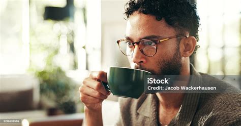 라운지의 소파에서 남자와 함께 잔과 커피를 마시며 사색 차분함 카페인 음료를 마시며 휴식을 취하세요 영감 에스프레소와 아침 거실에서 사람과 함께 라떼 컵 마시기 그리고