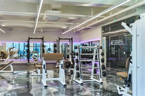 바닥 마감재로 포인트를 준 모던 126평 헬스장 인테리어 인천 서구 가정동