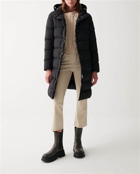 Piumino nero in tessuto super leggero stretch con cappuccio e cintura ...