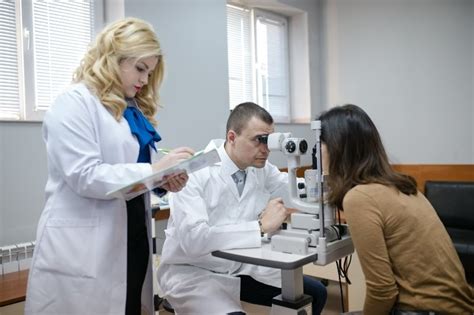 Офталмологът д р Яни Здравков продължава да извършва прегледи в