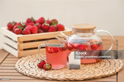빨간 열매로 가득 찬 나무 상자를 배경으로 신선한 과일과 함께 컵과 주전자에 티백에서 딸기 음료 딸기에 대한 스톡 사진 및 기타 이미지 Istock