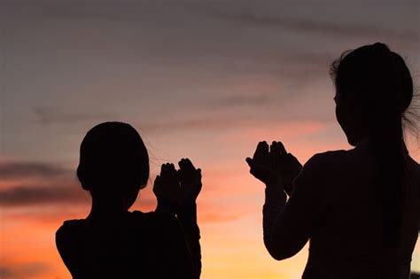 성경과 함께 하나님께 기도하는 두 여성의 실루엣 여자는 더 나은 삶을 소원 하나님의 축복을 위해기도 그리스도인의 삶의 위기 는 하나님께 기도합니다 Blessing에 대한
