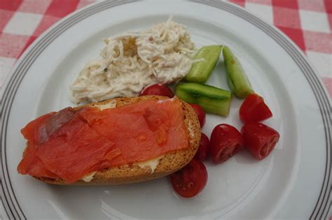 훈제 연어를 곁들인 오픈 샌드위치 셀러리 레물라드 방울토마토 오이 부분 전채 뷔페 식사 제공 0명에 대한 스톡 사진 및 기타 이미지 Istock