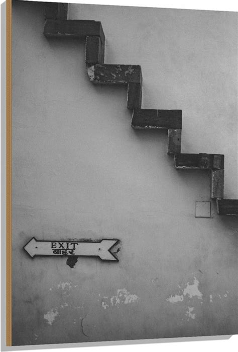 Hout Trap Voor Witte Muur In Het Zwart Wit Met Bordje Exit 80x120