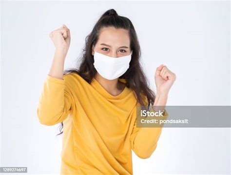 젊은 행복 한 아시아 여자 착용 위생 마스크를 착용 하는 감염 코로나 바이러스 대기 오염 Pm25 그녀는 흰색 배경에 고립 된 샷에 노란색 스웨터 촬영을 입고 20 24세에