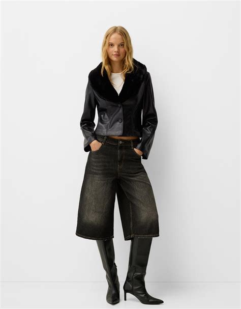 جاكيت جلد صناعي رسمي بياقة ناعمة نساء Bershka