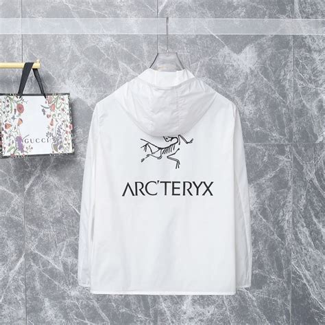 Белая ветровка Arcteryx с капюшоном и прорезными карманами на молнии