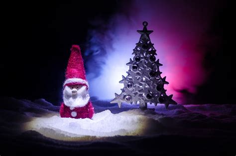 나무와 눈 크리스마스 시간에 행복 한 산타 클로스 인형 다채로운 Bokeh 배경입니다 산타 조항 및 메리 크리스마스 모델 그림 장난감에 어두운 톤된 안개 배경 12월에 대한