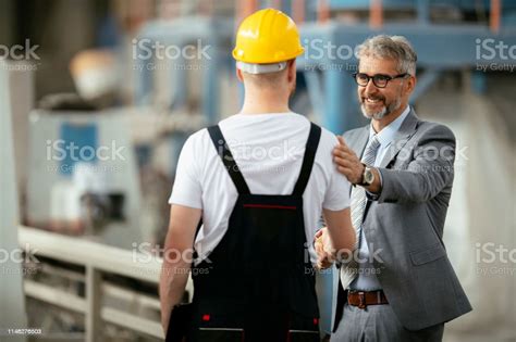 공장 작업자 관리자 엔지니어 관리자 품질 검사기로 공장 작업자 핸드쉐이킹 건설 기계류에 대한 스톡 사진 및 기타 이미지 건설 기계류 건설 산업 검사 보기 Istock