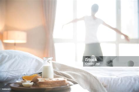 침대 옆에서 균형 잡히고 단백질이 풍부한 아침 식사 멋진 이른 아침 식사 우유에 대한 스톡 사진 및 기타 이미지 우유 침실용 탁자 가냘픈 Istock