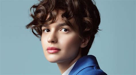 The Best Way To Start Growing Out A Pixie Cut Into A Bob