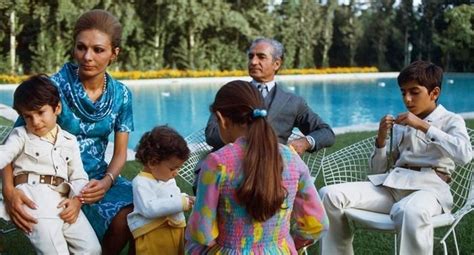 محمدرضا پهلوی، فرح پهلوی و فرزندانشان در باغ کاخ نیاوران عکس