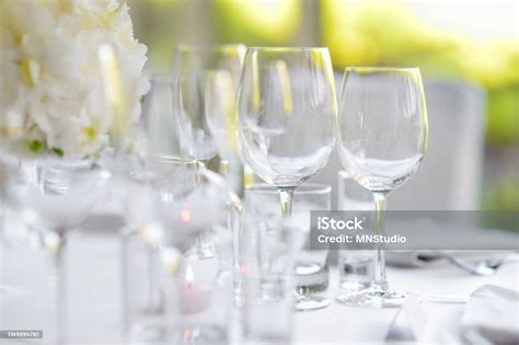 파티 결혼식 피로연 또는 다른 축제 이벤트에 대 한 그릇과 꽃과 아름 다운 테이블 설정 건강한 식생활에 대한 스톡 사진 및 기타 이미지 건강한 식생활 결혼식 결혼식