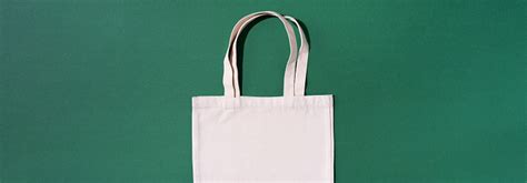 캔버스 토트백 캔버스와 리넨 패브릭 백으로 녹색 배경에 드로스트링이 있는 카피 공간 맨 위 보기 제로 폐기물 플라스틱 무료 개념 친환경 쇼핑객 가방에 대한 스톡 사진 및