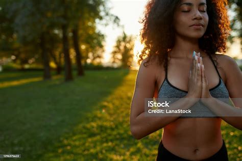 호흡 운동 눈을 감고 따뜻한 여름날에 야외에서 요가를 연습하는 것을 명상하는 눈을 가진 젊은 차분한 혼합 인종 여성 여자에 대한 스톡 사진 및 기타 이미지 Istock
