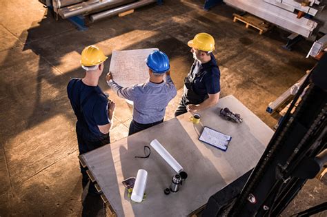 공장에서 청사진을 분석 하는 관리자 및 수동 작업자의 위 보기 저장고 일터에 대한 스톡 사진 및 기타 이미지 저장고 일터 하이 앵글 가리키기 Istock