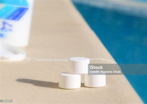수영장소독을 위해 서비스 작업자의 손에 흰색 미니 염소 정제 0명에 대한 스톡 사진 및 기타 이미지 0명 개념 건강관리와 의술 Istock