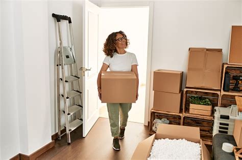 중년 히스패닉 여자 미소 자신감 들고 골판지 상자 에 새로운 집 라틴 아메리카 히스패닉 민족에 대한 스톡 사진 및 기타 이미지 라틴 아메리카 히스패닉 민족 명랑한