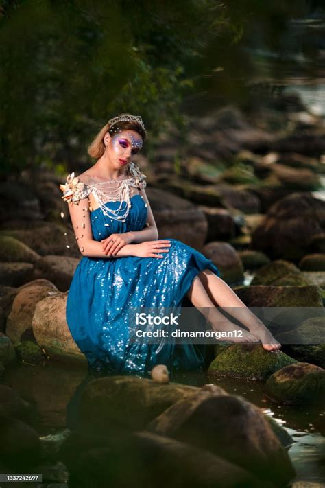 Putri Duyung Laut Muda Di Wanita Pirang Kaukasia Artistik Dengan Strasses Di Wajah Duduk Di Gaun
