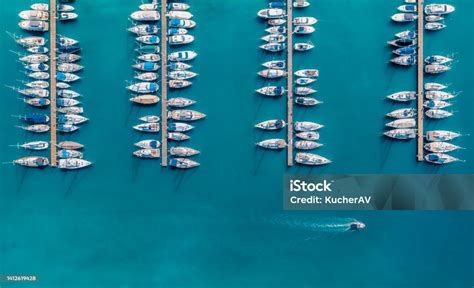 여름에는 맑은 푸른 물이있는 항구에 정박 한 고급 요트와 모터 보트의 조감도 선착장에있는 범선과 다양한 스피드 보트의 무인 항공기에서 볼 수 있습니다 풀라 크로아티아