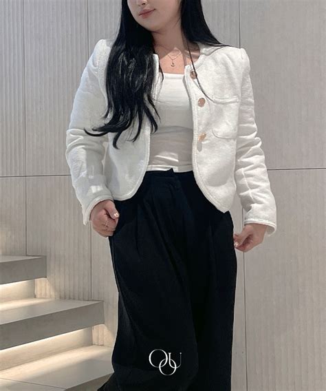 빠른출고 하객룩추천🖤고급핏 모던 골드버튼 노카라 트위드 크롭 자켓 에이블리