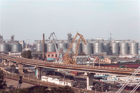 컨테이너 수입 및 수출 물류 화물 항구 보기 항구 크레인의 파노라마 노란색 적재 크레인 흑해 상업 항구 크레인에 의한 컨테이너 적재 선박 0명에 대한 스톡 사진 및 기타