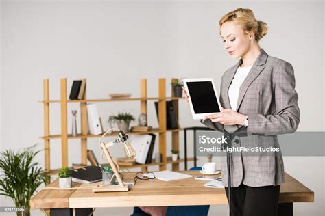 사무실에서 직장에서 서 있는 태블릿와 자신감 사업가의 초상화 공연에 대한 스톡 사진 및 기타 이미지 공연 기업 비즈니스 리더십 Istock