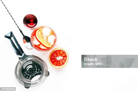 드라이 진 레드 버 입 레드 비터 오렌지 슬라이스 및 아이스 큐브를 포함 한 트렌디한 알코올 칵테일 네 그라스 흰색 배경 바 도구 평면도 복사 공간 네그로니에 대한 스톡