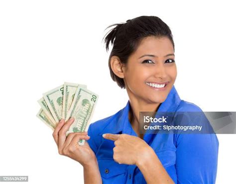 매우 행복 한 성공적인 여자 들고 돈 달러 지폐 손에 고립 된 흰색 배경에 고립 통화에 대한 스톡 사진 및 기타 이미지 통화