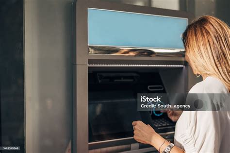 Atm에서 신용 카드로 돈을 버는 세련된 노인 여성 현금 자동 입출금기에 대한 스톡 사진 및 기타 이미지 현금 자동 입출금기 금융 기업 재무와 산업 Istock