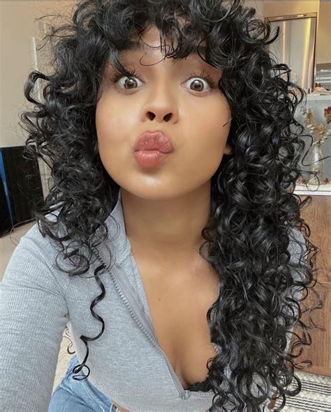 😍 R Pouting